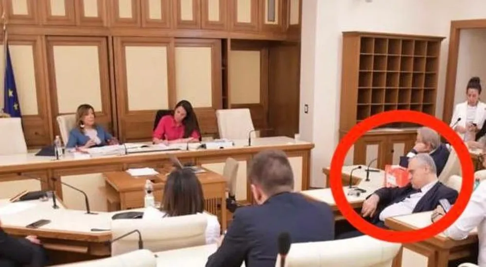 «Uniti e convinti per le riforme», ma Casellati condivide la foto di ...