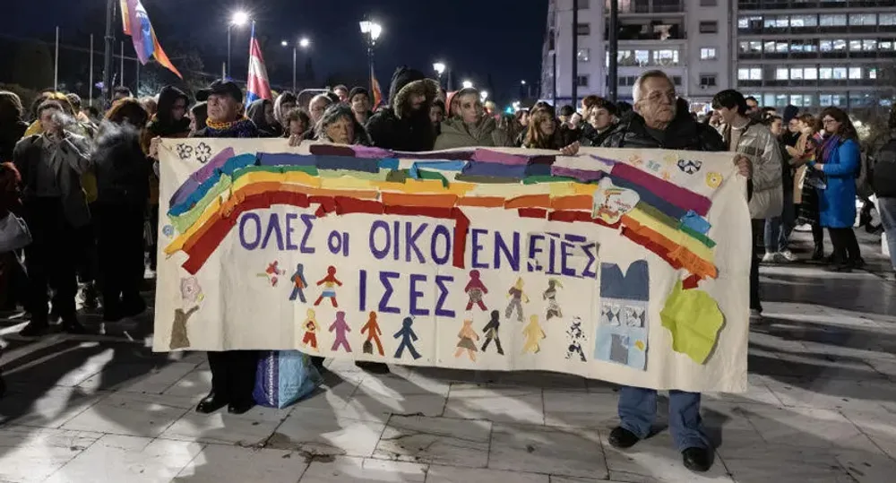 Destra 1 e Destra 2: matrimonio egualitario in Grecia, guerra alle famiglie arcobaleno in Italia ...