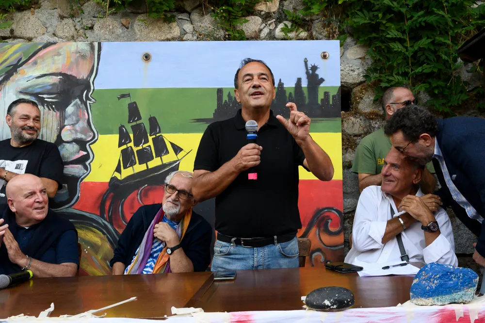 Mimmo Lucano si candida alle Europee: «Voglio far vivere in tutta ...